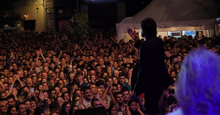 Spektakl pred 40.000 ljudi: Zdravko Čolić zapalio Vršac | Vojvodina ... Spektakl pred 40.000 ljudi: Zdravko Čolić zapalio Vršac | Vojvodina ...